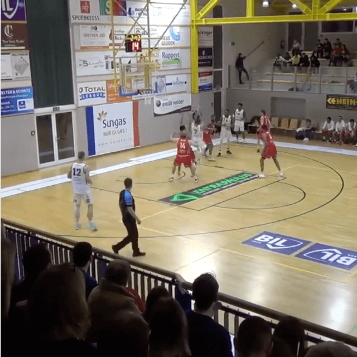 Schwartz Laurent No-Look-Pass finds Joe Kalmes in the corner ...